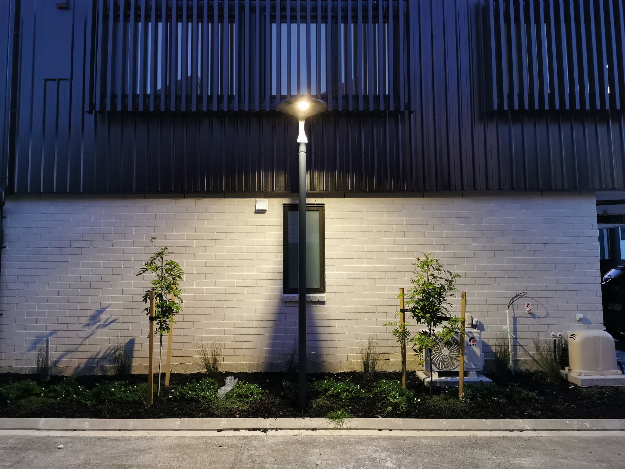 THEMIS - SOLAR POST TOP LED LIGHT - WILDLIFE FRIENDLY LIGHTING FOR PRO ...